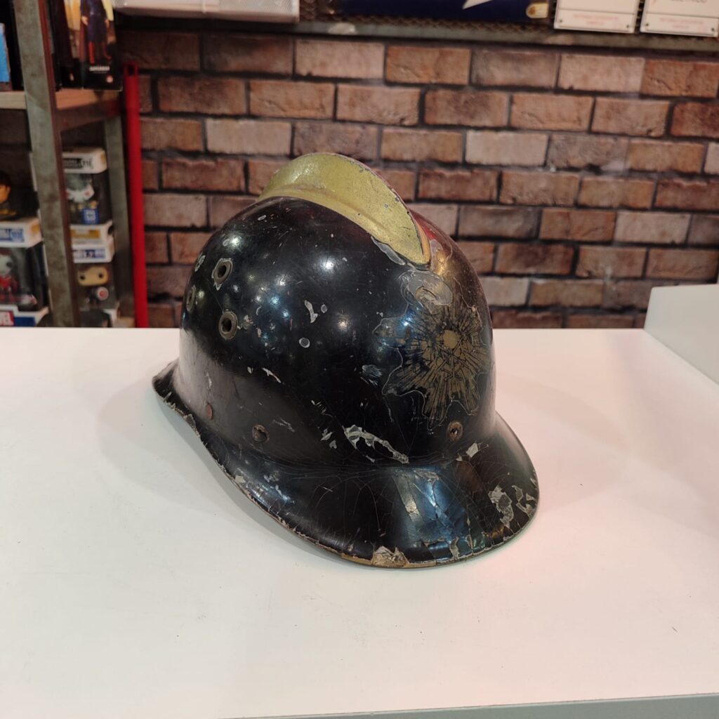 Antigo capacete de bombeiros nacional – Casa do Cacaredo